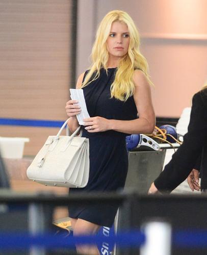 Jessica Slim-pson! Mother-Of-2 Boasts Amazing Body During Coast-To ...