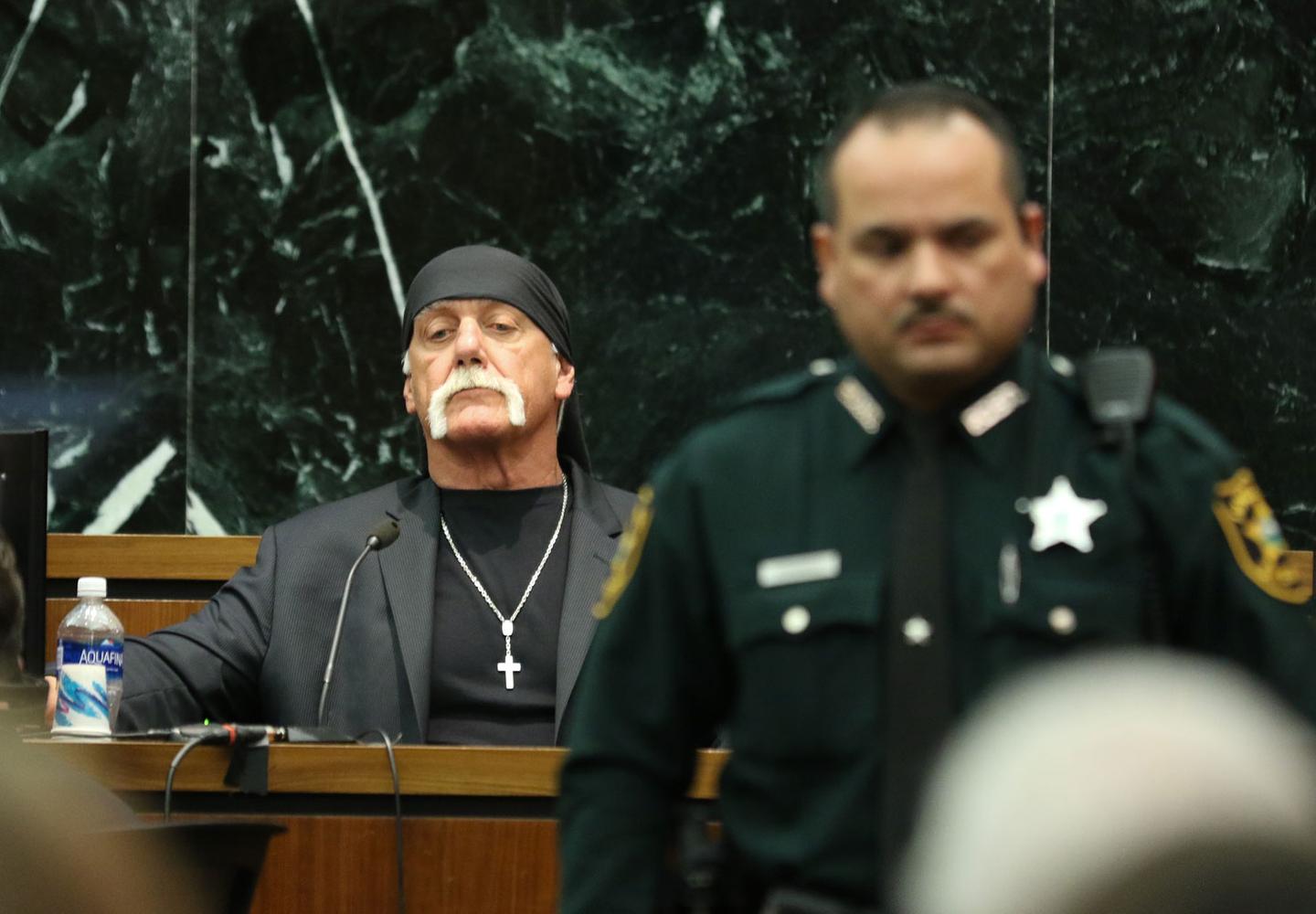 Hulk Hogan Prays On The Stand During Shocking Sex Tape Trial 8561