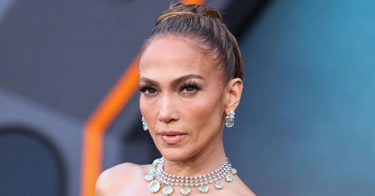 Just Like Us! 'Diva' J Lo Takes Commercial Flight During European Vacation