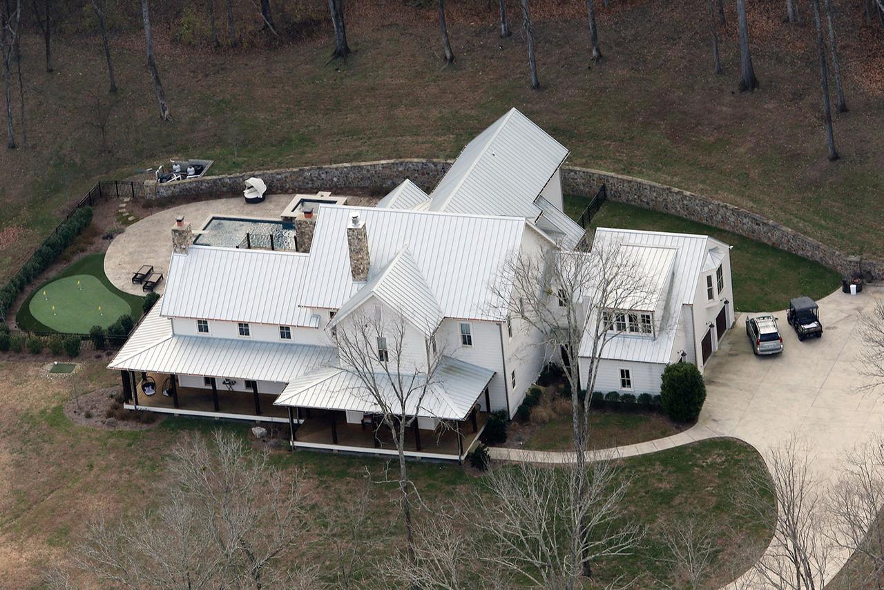 Miley Cyrus Liam Hemsworth Buy Tennessee Farmhouse