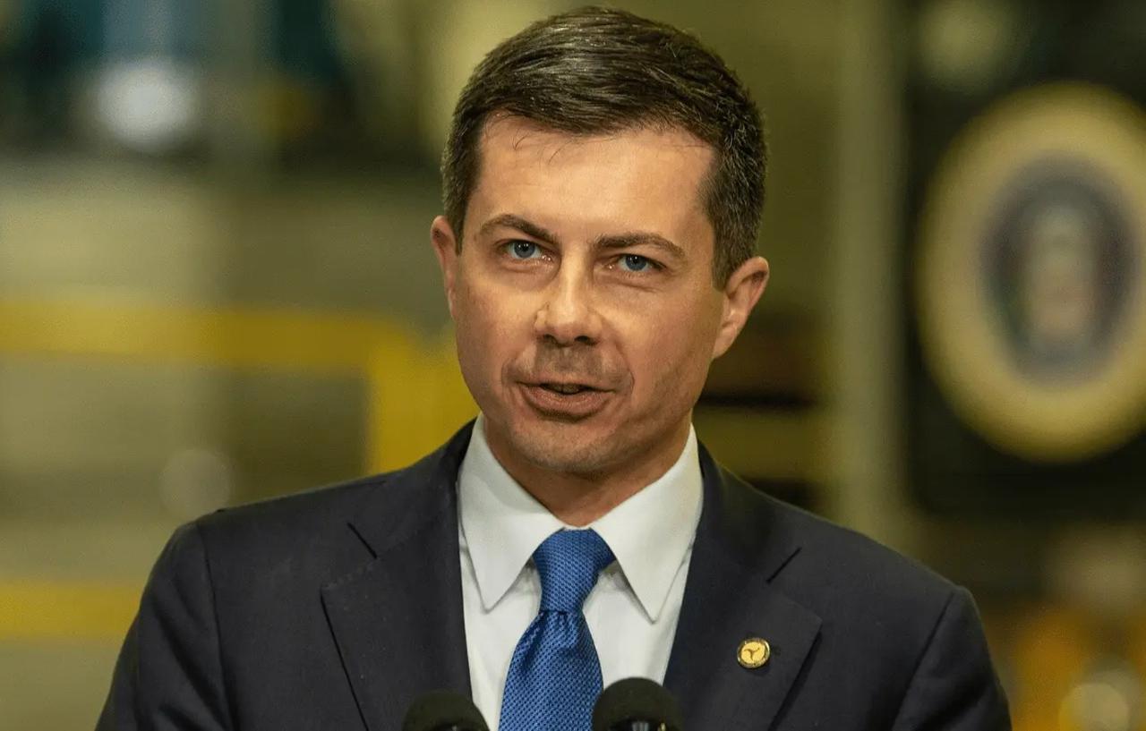 Pete Buttigieg Defends Joe Biden's Ukraine/Iraq 'Slip-Ups' on CNN