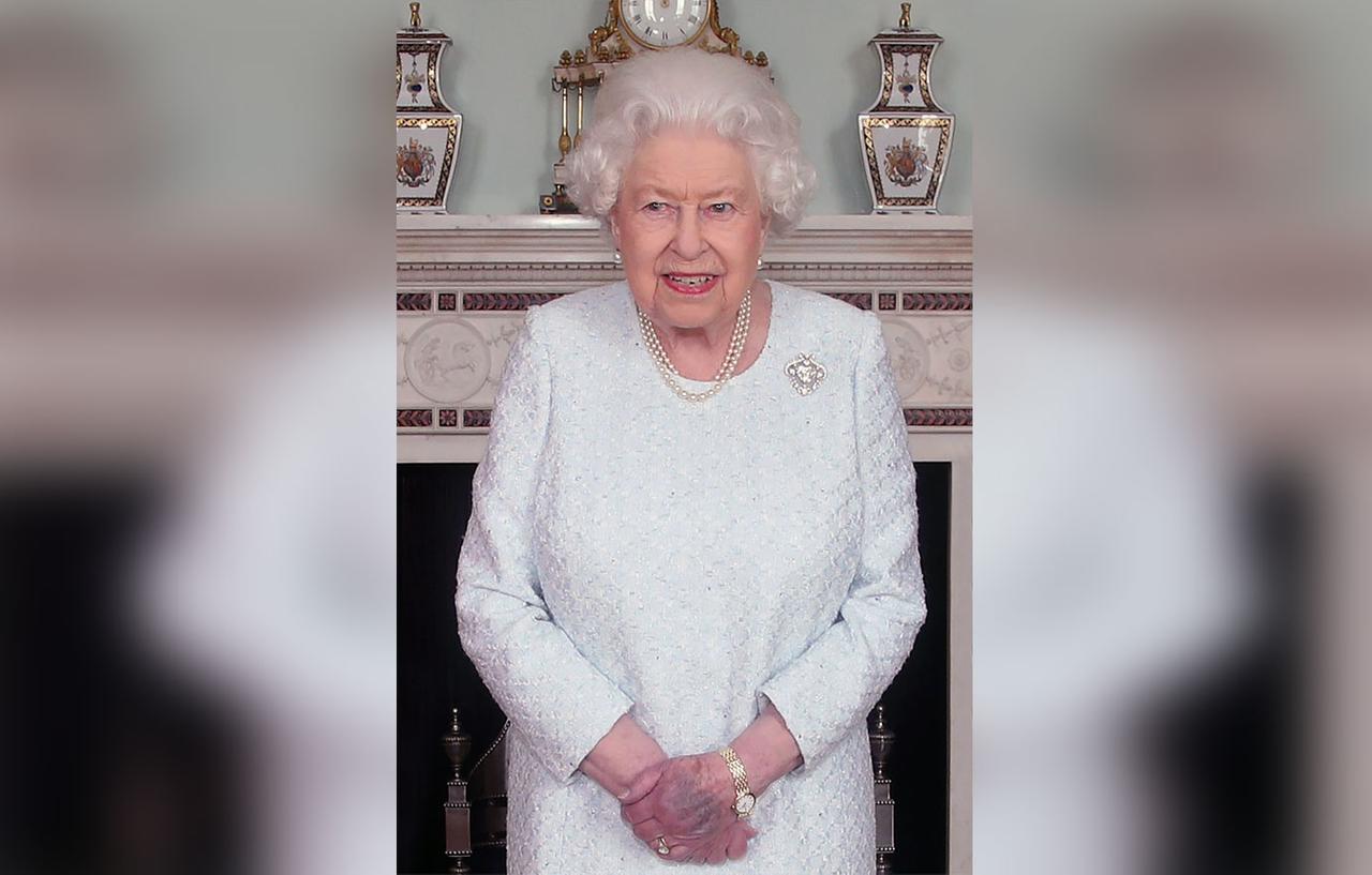 Queen Elizabeth Shows Off Bruised, Purple Hand In Scary New Photos