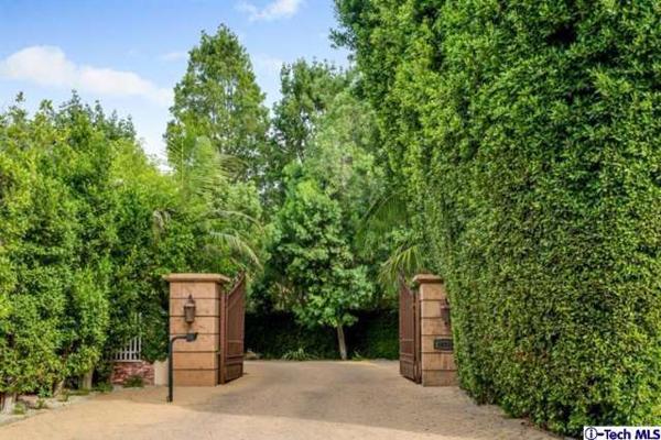 Rocking Out! Miley Cyrus’ Family Home For Sale At $5.995 Million – 22 ...