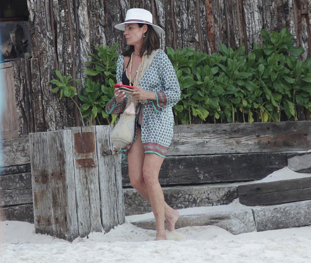 'RHONY' Star Ramona Singer Seen Screaming Into Her Cell Phone At Palm ...