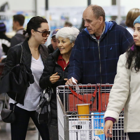 Getting Back To Normal, Amanda Bynes Shops With Her Parents