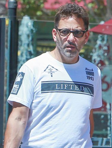 Millionaire Nicole Richie's Biological Dad Scraping By!