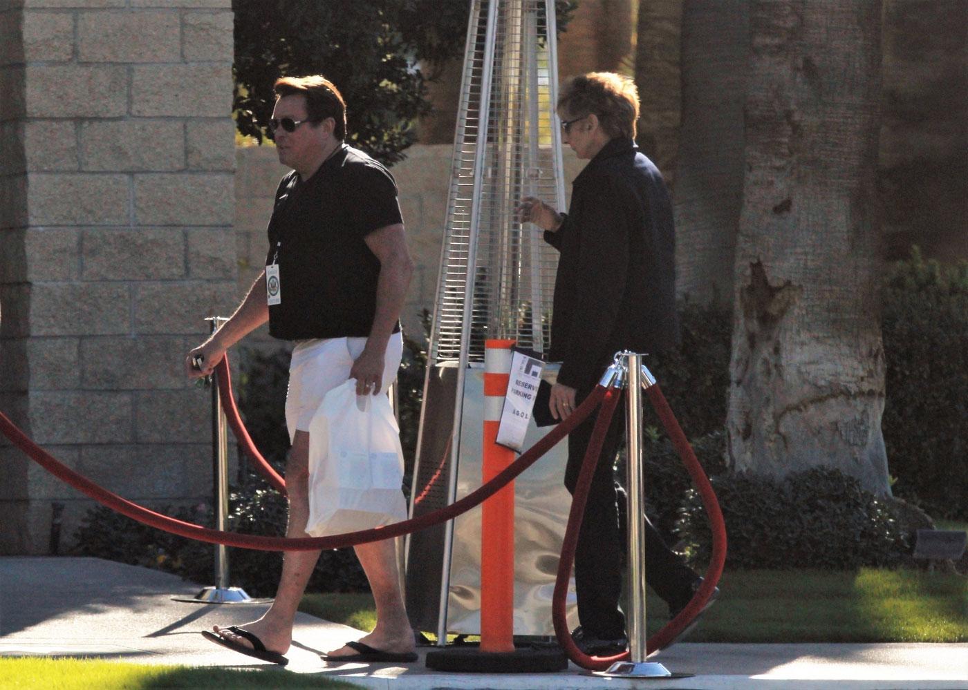 Barry Manilow – Scrawny Appearance Prompts New Health Concerns