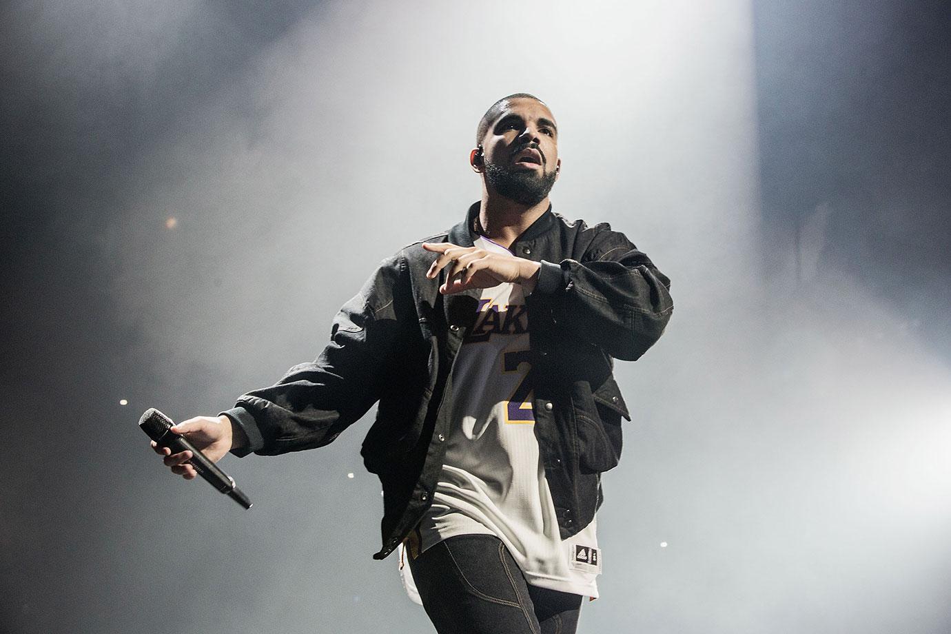 Drake Rushed To Hospital After Collapsing Onstage Apologizes Mystery ...