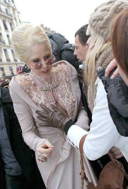 Photos Lady Gaga Gets Groped By Female Fan 0341