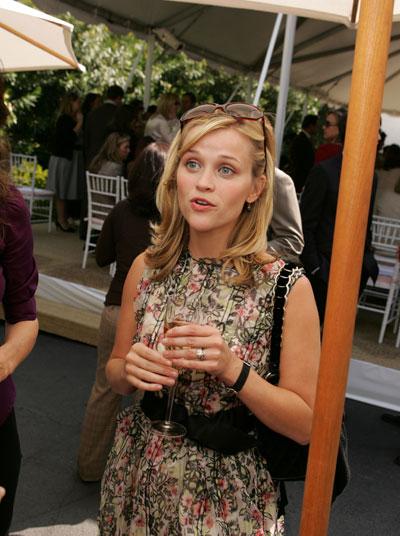 Photos: Reese Witherspoon Enjoys Wine And Beer