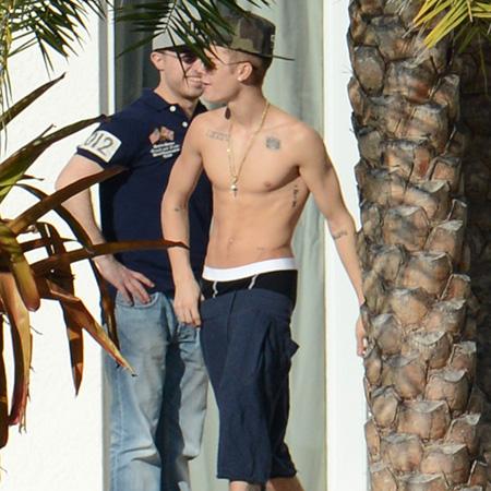 ‘Ab Fab’ Justin Bieber Loses His T-Shirt – and Almost His Pants!