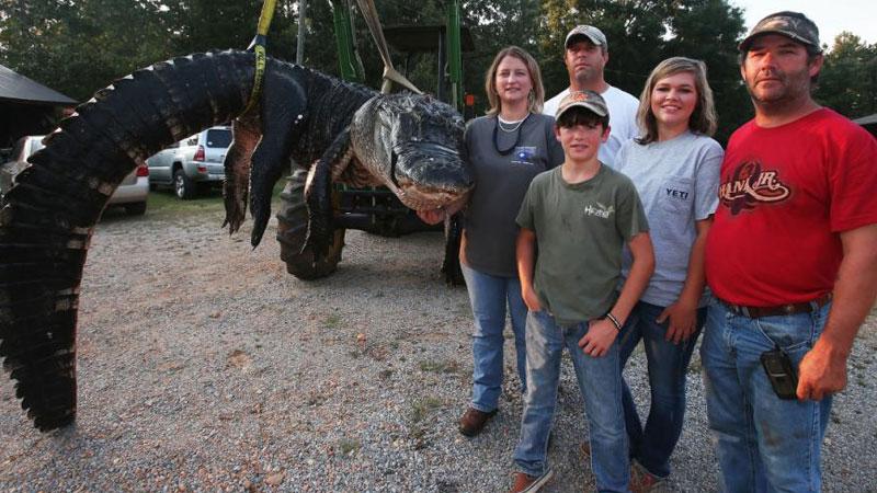 Family Sets State Record For Capturing 15-Foot, 1,000-Pound-Plus ...