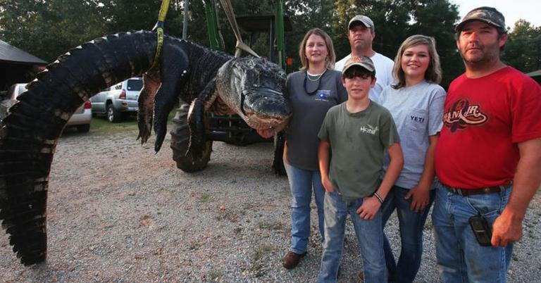 Family Sets State Record For Capturing 15-Foot, 1,000-Pound-Plus ...