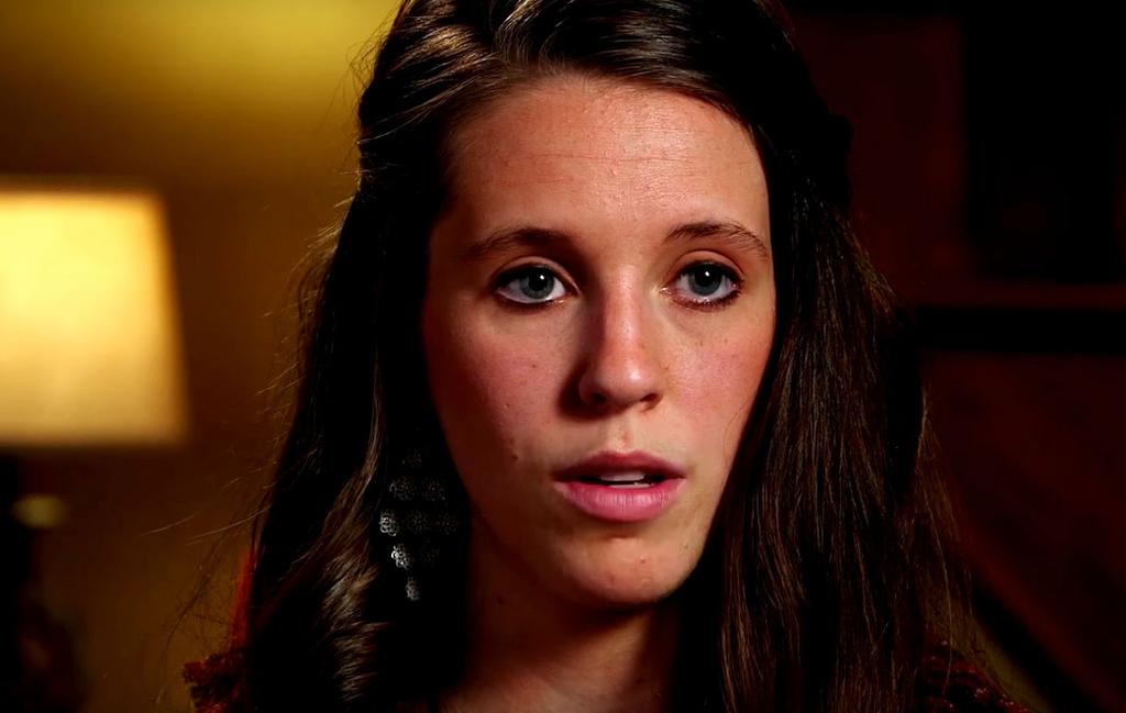 Jill Duggar Nose Piercing Rumors, Flaunts Legs In Short Skirt