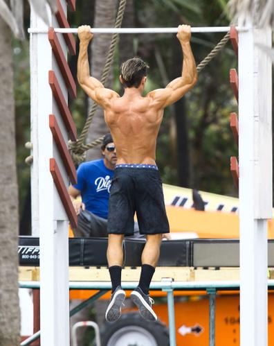 Raising The Bar! Ripped Zac Efron Shows Off 'Insane Shape' He Got Into ...