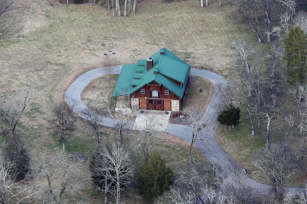 Miley Cyrus Liam Hemsworth Buy Tennessee Farmhouse