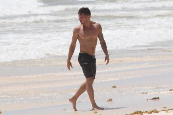 Still Hot AT 40! Shirtless Ryan Phillippe Flaunts His Buff Bod In ...