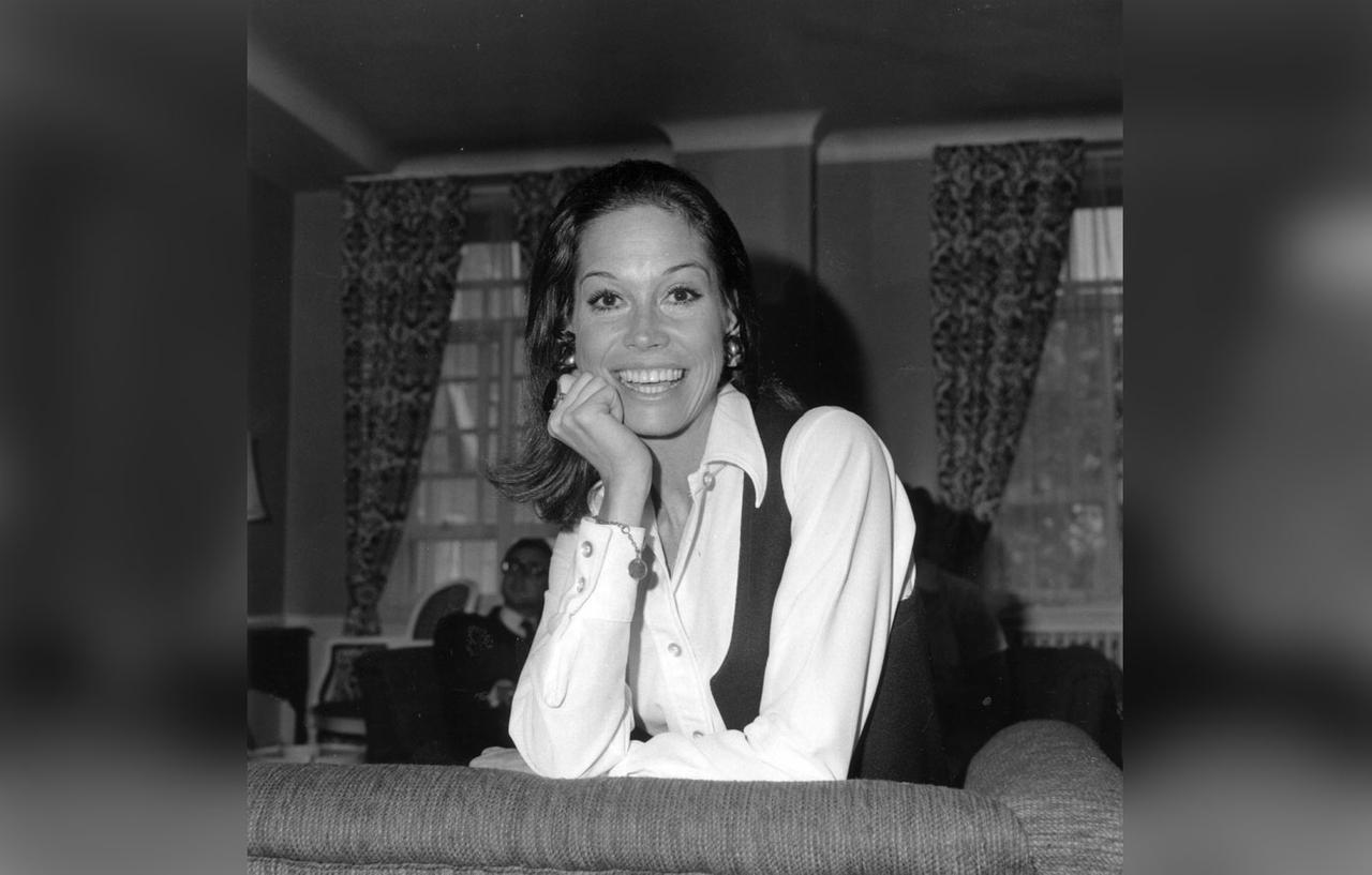 Laid To Rest: Inside Mary Tyler Moore's Private Funeral — Photos
