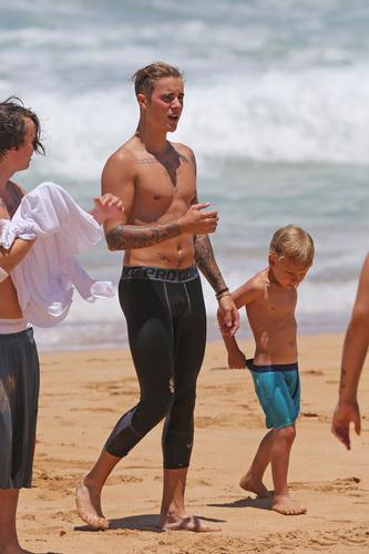 Beach Biebs: Justin Bieber Goes Shirtless On The Beach In Hawaii -- 10 ...